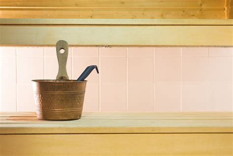 전통적이 고 정통 핀란드 시티 사우나 나무 벤치 핀란드의 벽에 타일 배경 템플릿과 디자인에도 적합 합니다 텍스트 및 콘텐츠의 공간을 복사 합니다 0명에 대한 스톡 사진 및