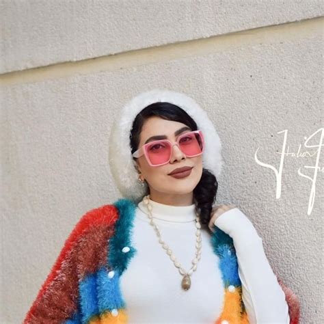 👩🏻‍🎨👗 On Instagram‎ 🌈گر نداری دانش ترکیب رنگ، بین گل‌ها زشت یا زیبا