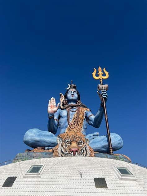 거룩한 건축 고대의 낮 동상 랜드마크 명상 자세 명상적인 문화 유산 문화적 상징 믿음 베다 산스크리트 삼지창 상징적 인 시바 동상 신 신성한
