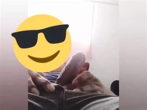젖탱이를 보여주는 어린 소년 xHamster