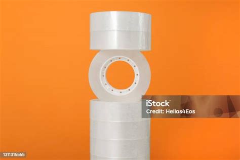 밝은 주황색 배경에 접착제 끈적 끈적한 테이프 미니멀하고 선명한 색상 사무 용품 0명에 대한 스톡 사진 및 기타 이미지 0명 개인 장식품 건강관리와 의술 Istock