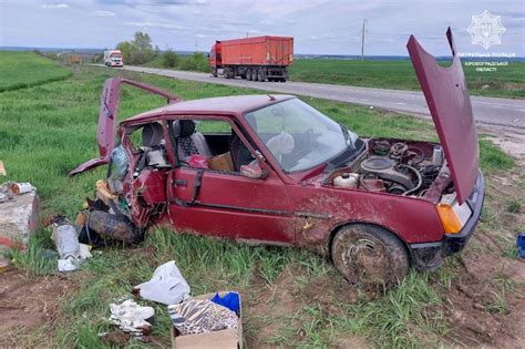 Поблизу Кропивницького вантажівка зіткнулася з легковиком