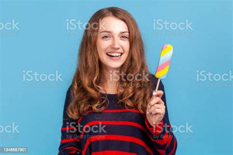 무지개 아이스크림을 들고 긍정적 인 표정으로 카메라를 보고 배고픈 느낌 먹기에 대한 스톡 사진 및 기타 이미지 먹기 아이스크림 컷아웃 Istock
