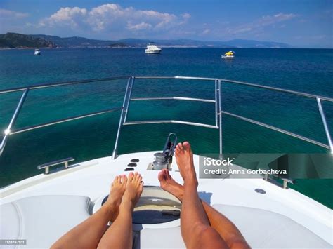 화이트 럭셔리에 누워 다리 배경으로 요트 수평선에 2 작은 요트와 아름 다운 빛깔 바다 럭셔리 휴식 휴가 테마 요트 레크리에이션 선박에 대한 스톡 사진 및 기타 이미지