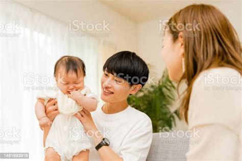 우는 아기를 안고 있는 아버지와 지켜보는 어머니 등 3인 가족 소녀에 대한 스톡 사진 및 기타 이미지 소녀 실내 양 부모 Istock