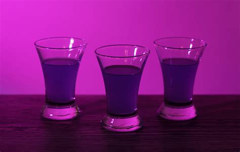 파티에서 세 가지 음료 바에서 칵테일과 함께 세 장의 샷 주류 보드카 신선한 컬러 배경에 빛나는 나이트 클럽 파티 후 0명에 대한 스톡 사진 및 기타 이미지 Istock