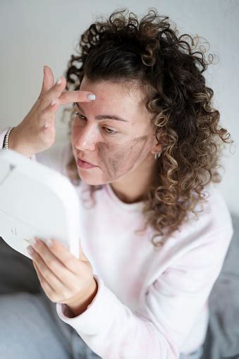 여드름 문제 피부를 가진 젊은 아름다운 여성 어두운 화장품 마스크 홈 케어 개념을 적용 25 29세에 대한 스톡 사진 및 기타 이미지 25 29세 건강관리와 의술