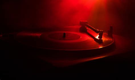 턴테이블 비닐 레코드 플레이어입니다 디스크 자키에 대 한 레트로 오디오 장비입니다 Dj 믹스 음악 재생을 위한 소리 기술 비닐 레코드 불타는 화재 배경에 재생 되 고 Dj에