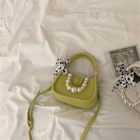 Badu Bg Малка дамска кожена чанта с метално закопчаване и перли Badu Bg