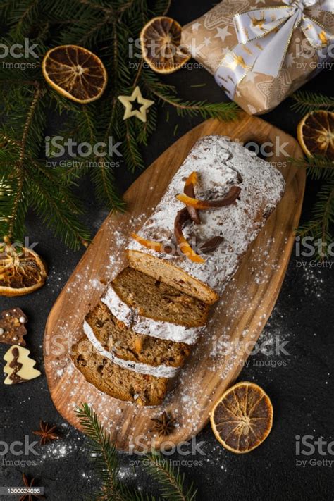 보드에 얇게 썬 견과류와 말린 과일을 곁들인 크리스마스 케이크 0명에 대한 스톡 사진 및 기타 이미지 0명 12월 Diy Istock