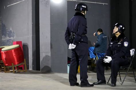 提篮桥监狱举办迎新春联欢会服刑人员流露笑与泪 凤凰网