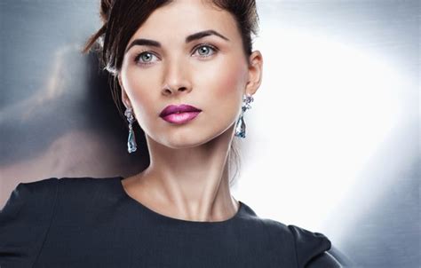 Wallpaper Look Girl Background Hair Earrings Lipstick Green Eyes