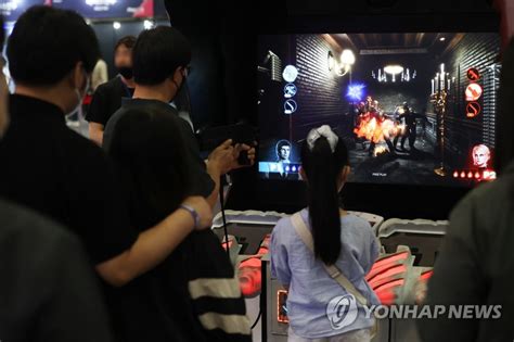 게임 즐기는 부녀 스나이퍼 연합뉴스
