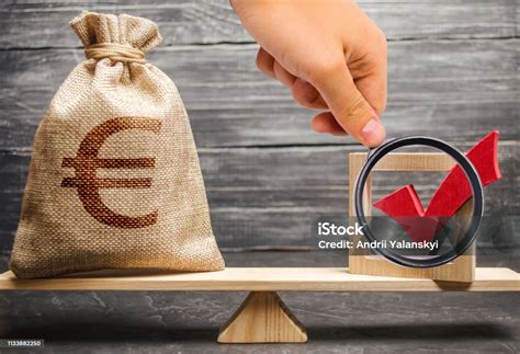 돋보기는 유로 머니와 저울에 음성의 빨간색 체크 표시와 가방을 보고 있다 정치적 절차의 개입 기업인에 찬성 법률 및 규정에 대 한 로비 0명에 대한 스톡 사진 및 기타