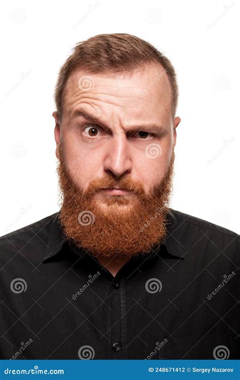 Retrato De Un Joven Gordito Pelirrojo Con Una Camisa Negra Haciendo Rostros En La Cámara