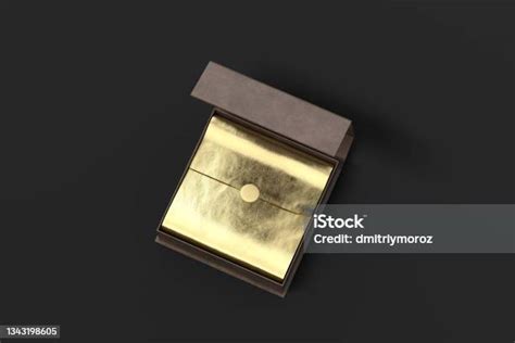 검은 색 배경에 금 색 포장지로 모의 사각형 접이식 선물 상자가 열렸습니다 위의 보기를 참조하십시오 가냘픈에 대한 스톡 사진 및
