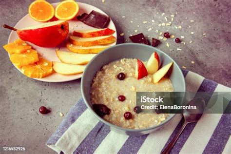과일 배 딸기 오렌지 조각 회색 배경 접시에 신선한 과일 조각과 오트밀 죽 1 접시 0명에 대한 스톡 사진 및 기타 이미지 Istock