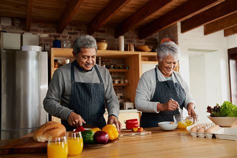 현대 부엌에서 식사를 준비하는 다문화 노인 부부 아침 식사에 대 한 다채로운 야채 건강한 은퇴 생활 방식 2명에 대한 스톡 사진 및 기타 이미지 Istock