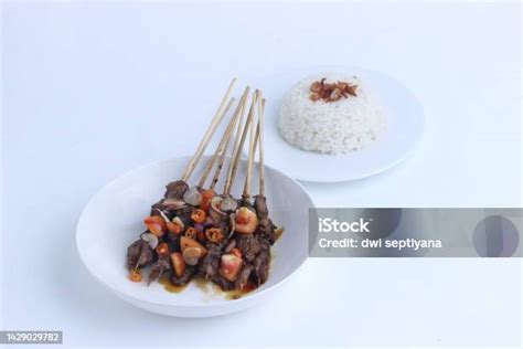 양고기 사테이와 인도네시아의 전통 음식은 흰색 배경에 고립되어 있습니다 0명에 대한 스톡 사진 및 기타 이미지 0명 고기 굽기 Istock