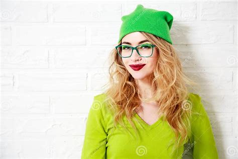 时髦微笑的行家女孩 绿叶颜色 库存照片 图片 包括有 相当 绿色 愉快 女孩 绿叶 帽子 照亮 91027140