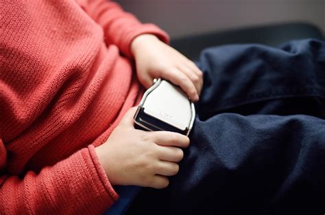 비행기로 여행하는 매력적인 아이 비행 중 항공기 창문에 앉아있는 어린 소년 아이들과 함께 항공 여행 고정시킴에 대한 스톡 사진 및 기타 이미지 Istock