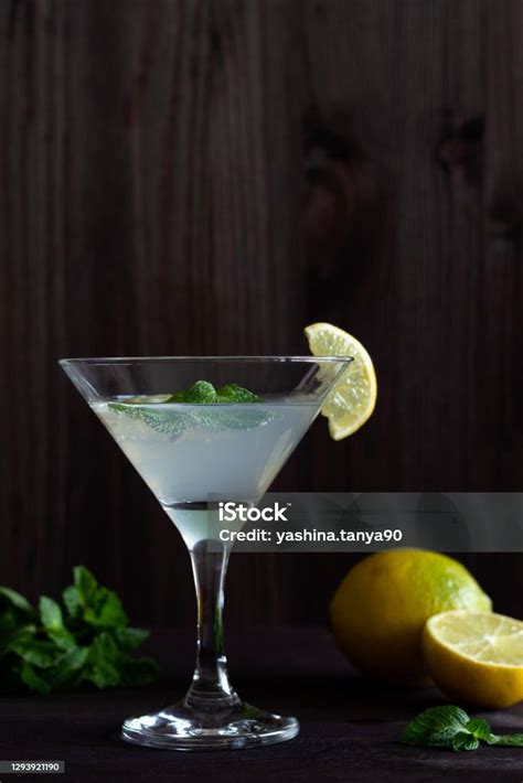 바에서 마가리타 칵테일 나무 배경에 녹색 민트와 올리브와 레몬 칵테일의 마티니 유리 검은 테이블에 마티니 안경 복사 공간을 복사합니다 알코올 음료 수직 0명에 대한 스톡