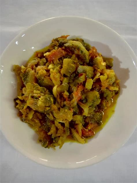 မော်လမြိုင် ဒေါ်ငွေကြည် မြန်မာထမင်းဆိုင် ကြက်ဟင်းခါးသီးကြော် 1000 Facebook