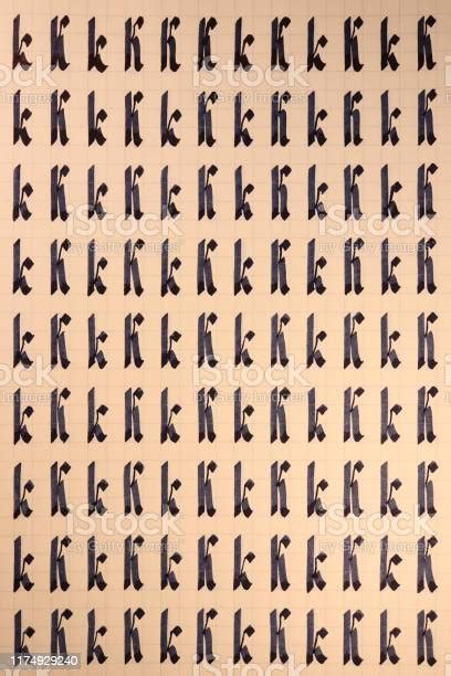 서예 문자 K 학습 기술 종이 페이지 서예 문자 K 배경입니다 워크 시트를 작성하는 문자 연습 필기 기호 채우기 패턴입니다 0명에 대한 스톡 사진 및 기타 이미지 Istock