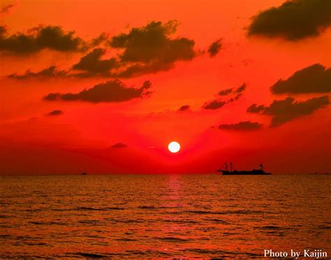 夕景の海を進むプッシャー船 2 GANREF