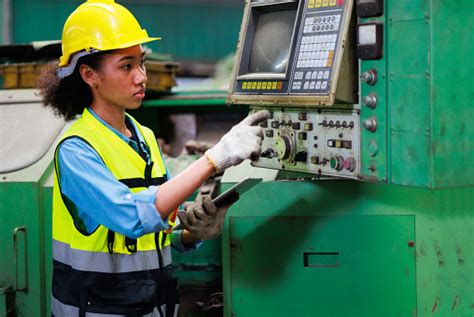 안전 고글을 착용한 여성 작업자가 선반 기계를 제어하여 부품을 드릴링합니다 금속 선반 산업 제조 공장 기계 부분에 대한 스톡 사진 및 기타 이미지 Istock