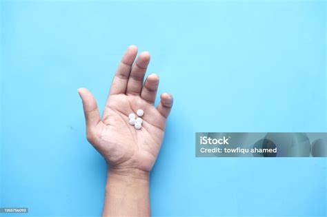 알약 용기에서 흘러나온 약을 손에 들고 있는 남자의 손 건강 진단에 대한 스톡 사진 및 기타 이미지 건강 진단 비타민 개념 Istock