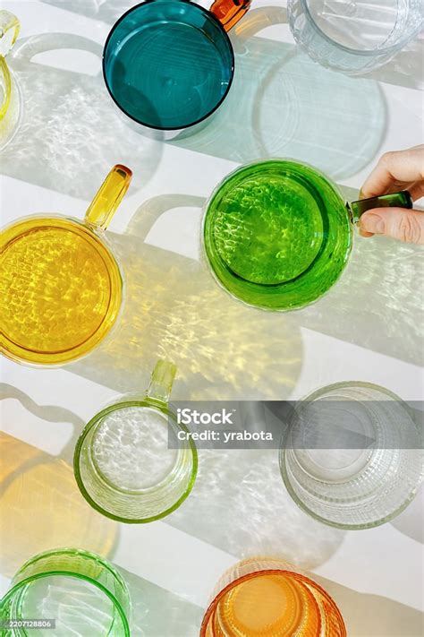 흰색 배경에 화려하게 빛나는 유리 컵 자연 채광에 예술적 빛 반사와 그림자를 드리 웁니다 여름 음료 컨셉 투명 안경의 최소 트렌드 패턴 가성 구도에 대한 스톡 사진 및 기타