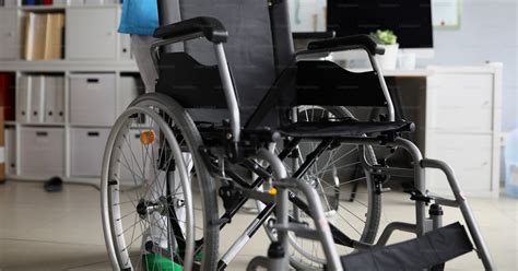 장애인을 위한 현대식 휠체어 장비 클로즈업 필요한 모든 도구와 기구가 있는 병실 작업복을 입은 간호사 의학 개념 사진