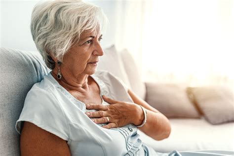 코로나 바이러스 바이러스 감염 확산 코로나 바이러스감염의 가슴 통증아픈 고위 여성 코로나 바이러스 60 69세에 대한 스톡 사진 및 기타 이미지 Istock