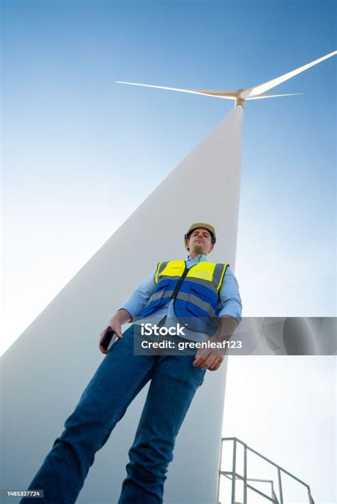 대체 재생 에너지 및 시스템 서비스 풍력 터빈 전기 산업의 기술자 엔지니어 검사 작업 발전기 농장에서 풍차를 사용하여 환경을 위한 녹색 기술 30 34세에 대한 스톡 사진