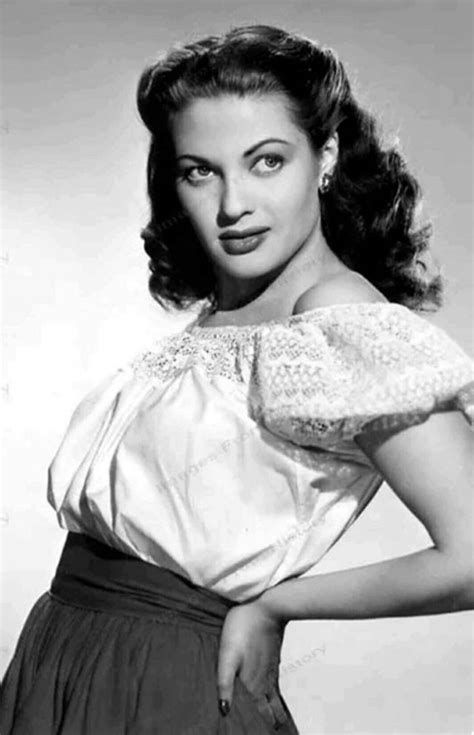 30 Stunning Black And White Portraits Of Yvonne De Carlo From Between