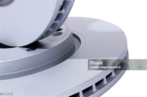 자동차 브레이크 디스크는 흰색 배경에 고립입니다 자동차 부품입니다 브레이크 디스크로 터 흰색 절연 브레이크 디스크입니다 자동차