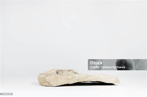 단단한 그림자가 있는 흰색 배경에 격리된 천연 모래 돌로 만든 연단 받침대 최소한의 빈 화장품 프레젠테이션 장면 기하학적 연단 3차원 형태에 대한 스톡 사진 및 기타 이미지