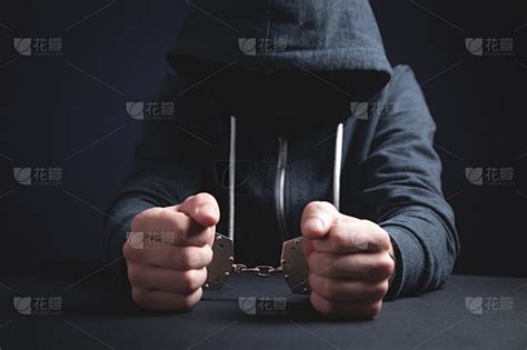 戴着手铐的电脑黑客。网络犯罪