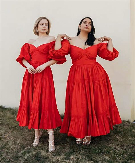 2 Amazing Women Denise Mercedes And Maria Castellanos Wear The Same Outfits To Show How The