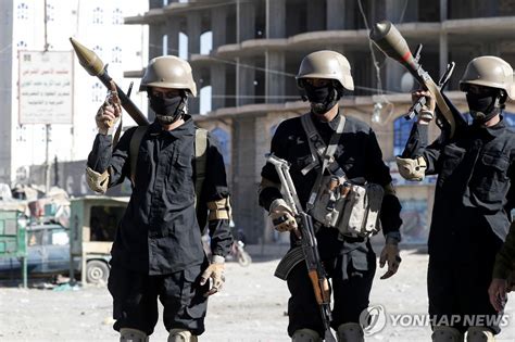 무기 들고 경비 서는 예멘 후티 반군 연합뉴스
