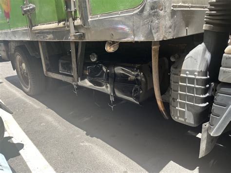 影三峽這一撞！直行黑車與左轉貨車碰撞 誰對誰錯引論戰
