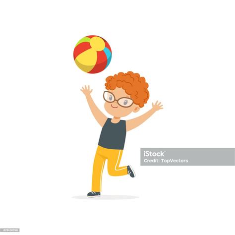 빨간 머리 작은 꼬마 유치원 놀이터에서 다채로운 고무 공을가지고 노는 여름 야외 활동 또는 게임 개념입니다 플랫 보 문자 고무에