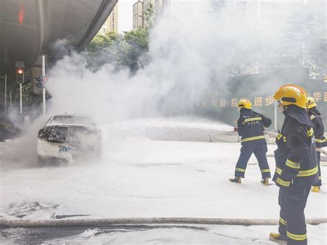 两出租车街头相撞一车起火 消防员紧急扑救 荆楚网 湖北日报网