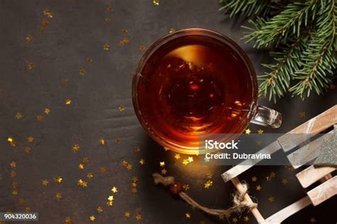 황금 별을 가진 갈색 돌 배경에 차 썰매와 전나무 지점의 유리 컵 0명에 대한 스톡 사진 및 기타 이미지 0명 갈색 개념 Istock