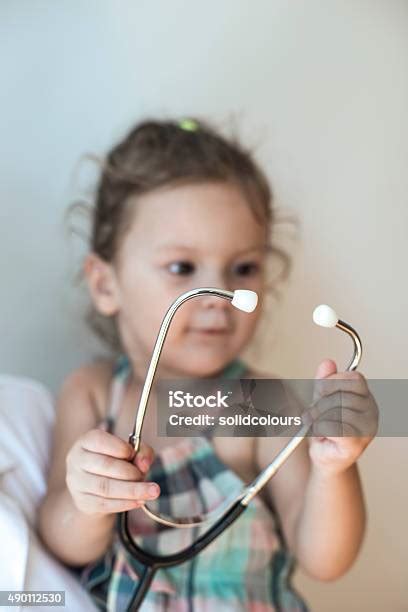 어린이 여자아이 게임하기 담담의 2 3 살에 대한 스톡 사진 및 기타 이미지 2 3 살 2015년 2명 Istock