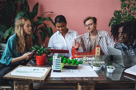 재생 가능한 녹색 에너지 원 대체 전기 폐기물 재활용을 통해 현대 도시 건축 프로젝트에 참여하는 국제 다양한 학생 그룹 브레인