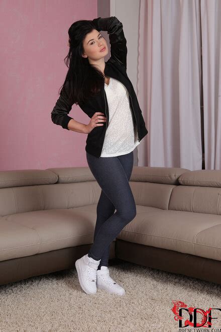 Leggy Lovely Babe Lucy Lucy Leg Porn Pic