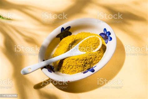 옐로우 컴포트 자연스러운 그림자가 있는 세라믹 그릇과 숟가락에 담긴 카레 상위 뷰 0명에 대한 스톡 사진 및 기타 이미지 0명 건강한 식생활 그림자 Istock