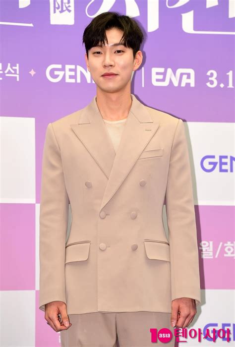 Ten포토유인수 수줍은 포토타임 텐아시아